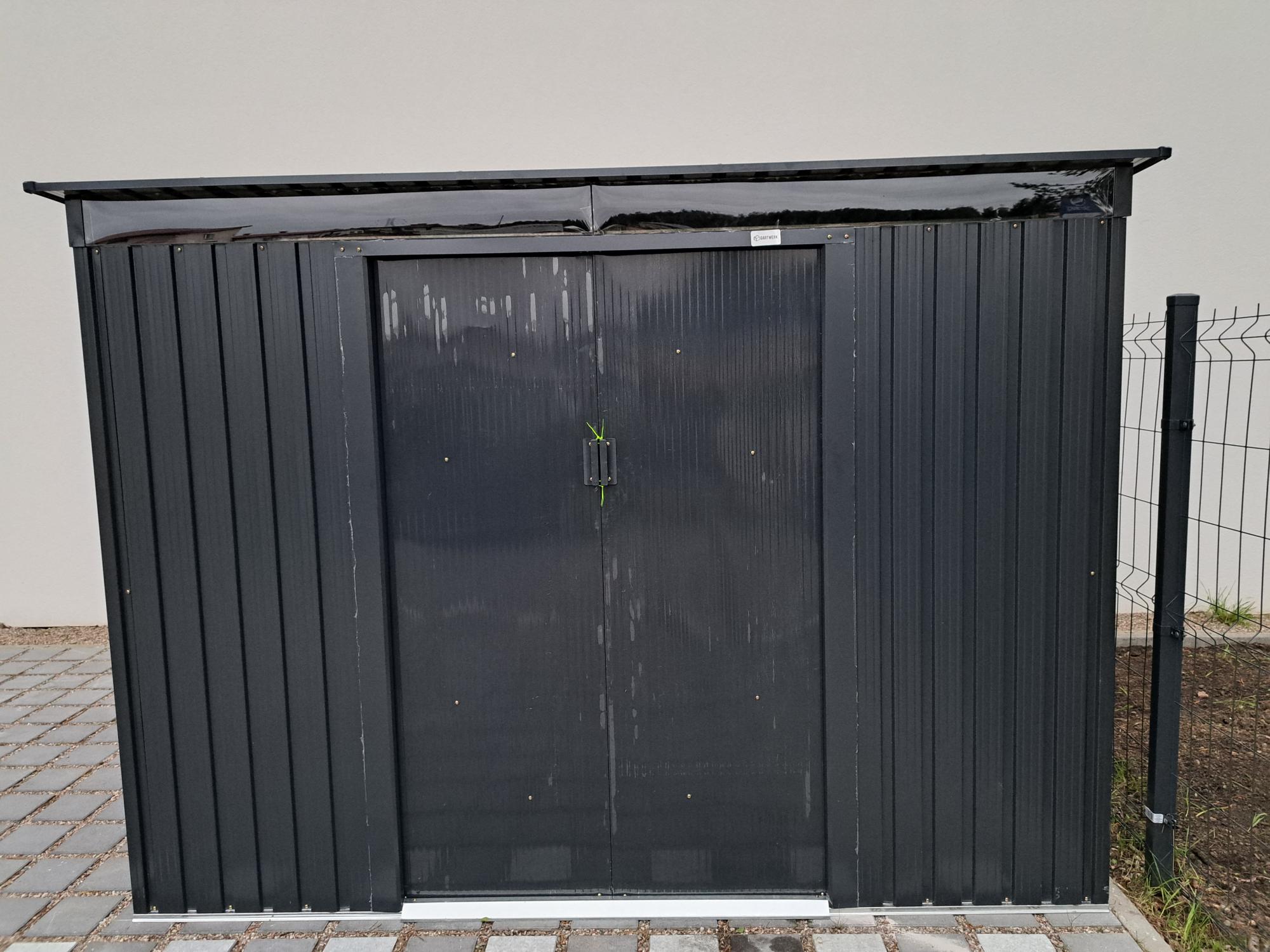 Metalowy domek na narzędzia ze świetlikiem Kaggen 261x241cm - Antracyt